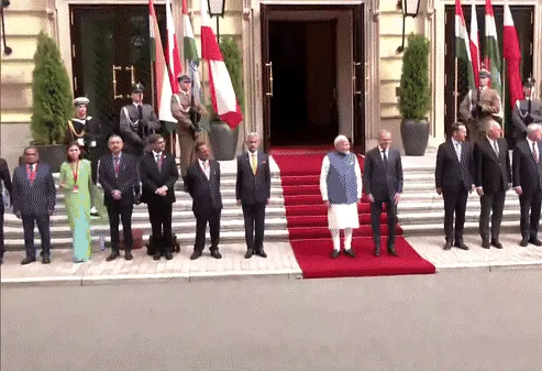 Prime Minister Narendra Modi receives ceremonial welcome at Chancellery in Warsaw